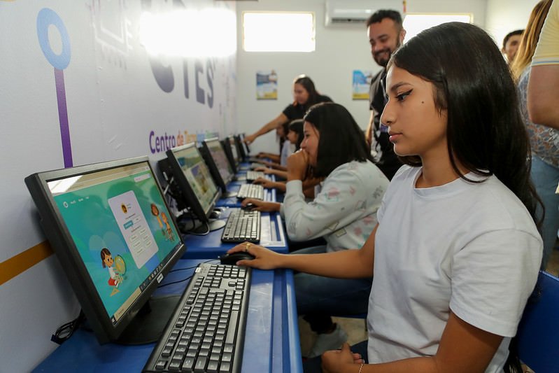 Prefeito David Almeida reinaugura escola municipal Edinir Telles Prefeito David Almeida reinaugura escola municipal Edinir Telles